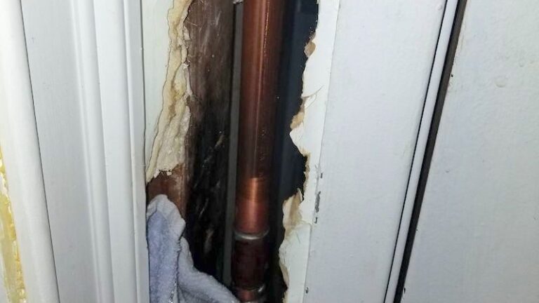 How to Thaw a Frozen Drain Pipe: 7 Effective Ways - ServiceMaster of ...